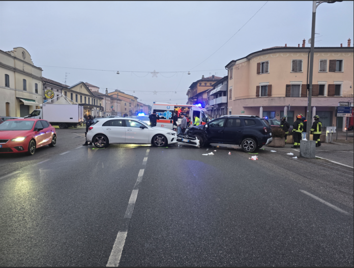 Frontale in piazza Garibaldi, tre feriti tra cui due fratelli di 18 e ...