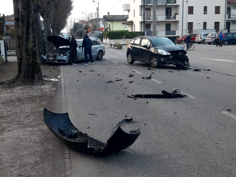 Suzzara, scontro tra auto all'incrocio tra via Toti e via Leopardi: 3 ...